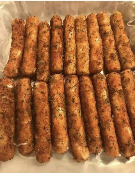 Mozzarella sticks with spicy tomato dipping sauce - Cool Diet Recipes